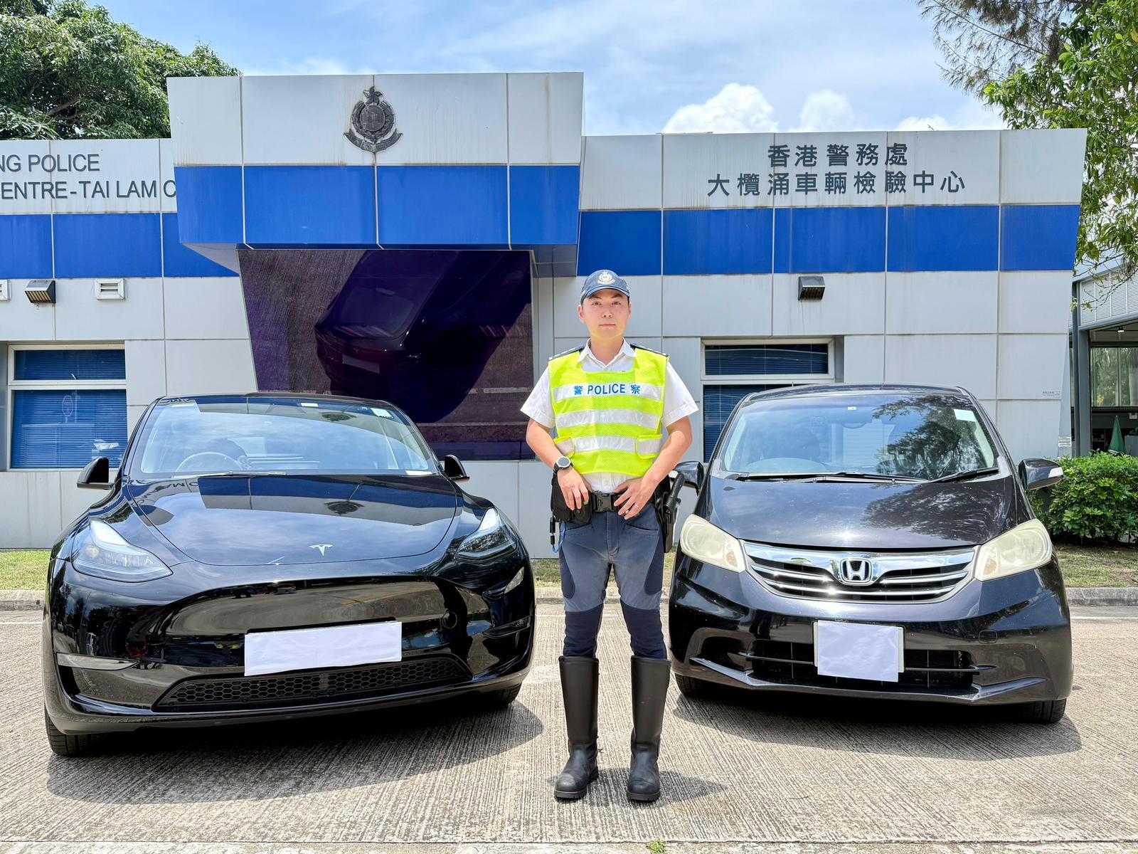 警粉嶺「放蛇」打擊白牌車 拘兩司機扣查車輛 | am730